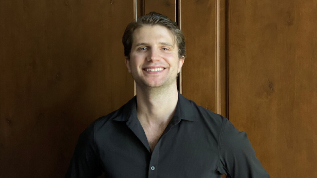 Danske Magnus blev sendt hjem fra arbejde: Nu optræder han på ...