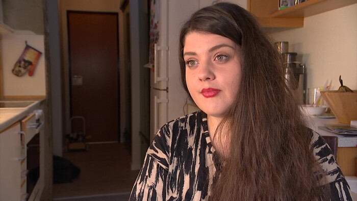 Vivian er sigtet for at dele billede af Mette Frederiksen-dukke, men ...