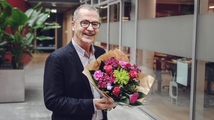 Adrian Lloyd Hughes hædret med ’sprogblomster’ | Nyt fra DR | DR