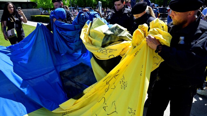 Tysk politi fjerner gigantisk Ukraine-flag under fejring | Nyheder | DR