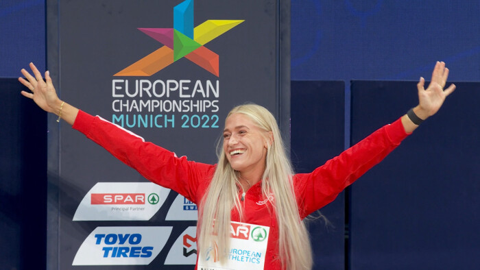 Se videoen: Ida Karstoft får medaljen om halsen efter bronzeløbet ...