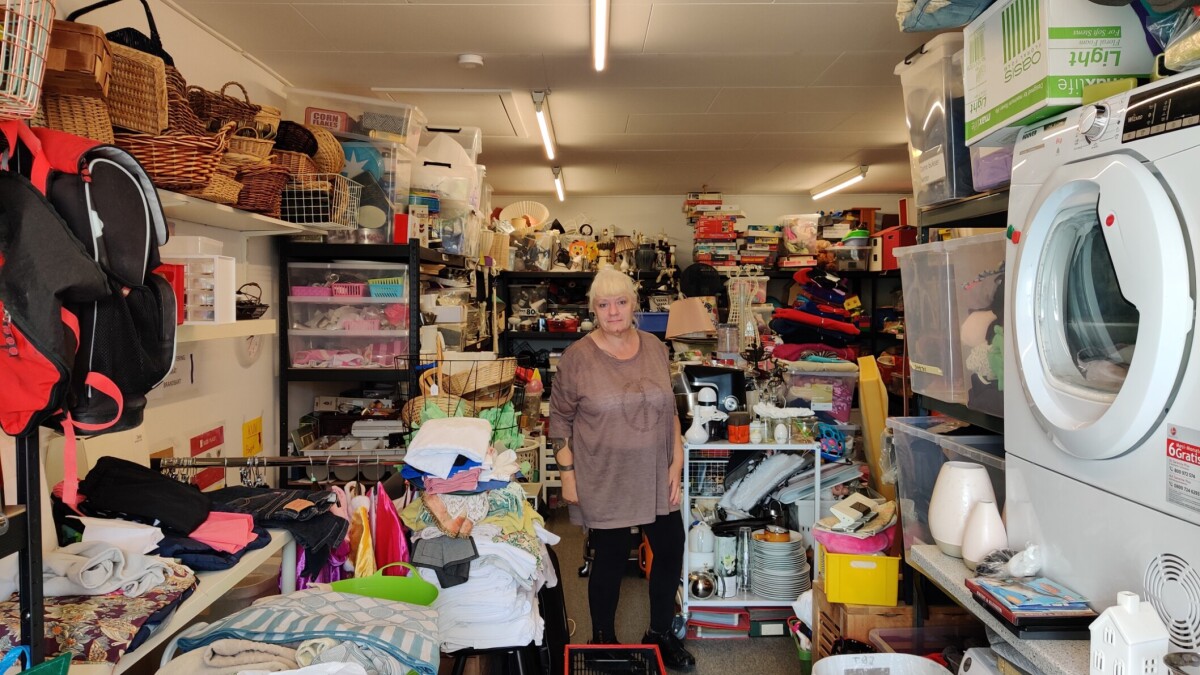 Genbrugsbutikker ender som genbrugspladser: Hver dag kommer der affald | Sjælland | DR