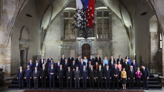 Mette Frederiksen misser stort topmøde i Prag | Nyheder | DR