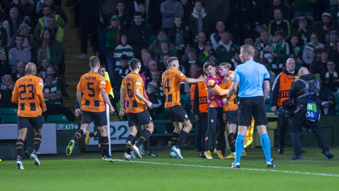 Ukrainsk fodboldkamp afbrudt af luftalarm | Nyheder | DR