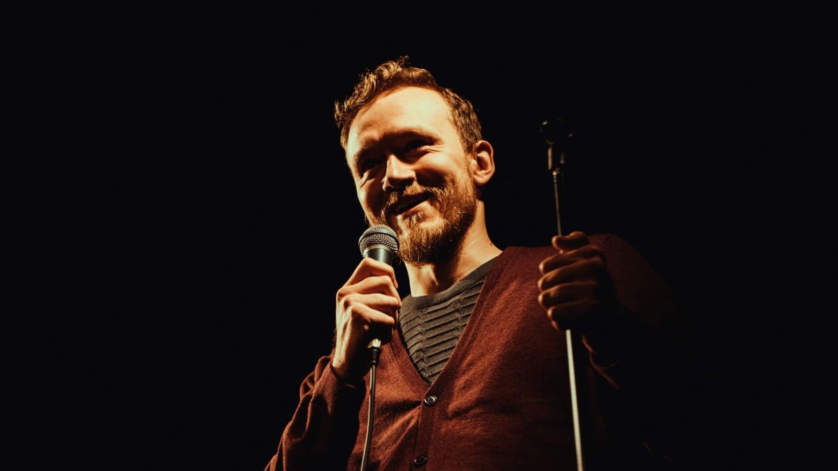 Denis Nikolin er russisk stand up komiker. Der er bare én ting, han ...