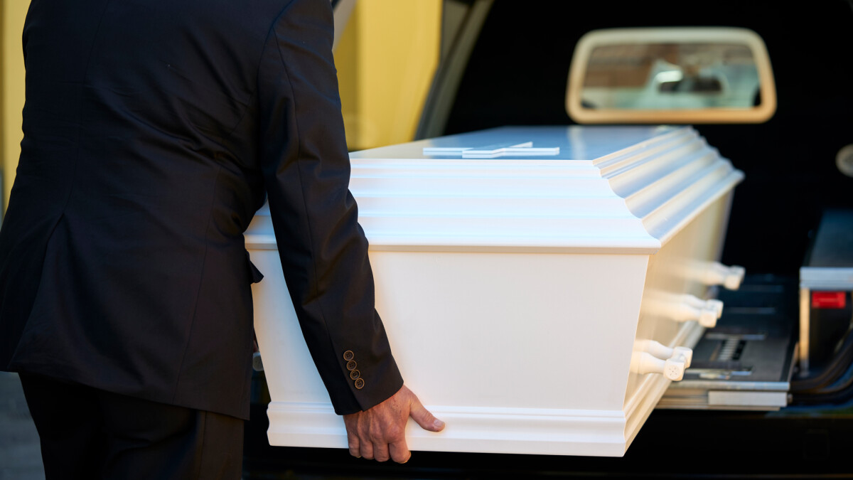 Må ofte vende om med kisten bagi: Bedemænd mangler plads til de døde ...