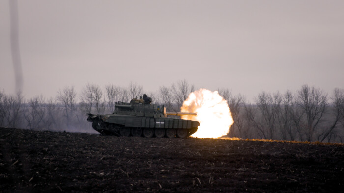 Ukrainske soldater bander og svovler over ældgamle kampvogne: Det er ...