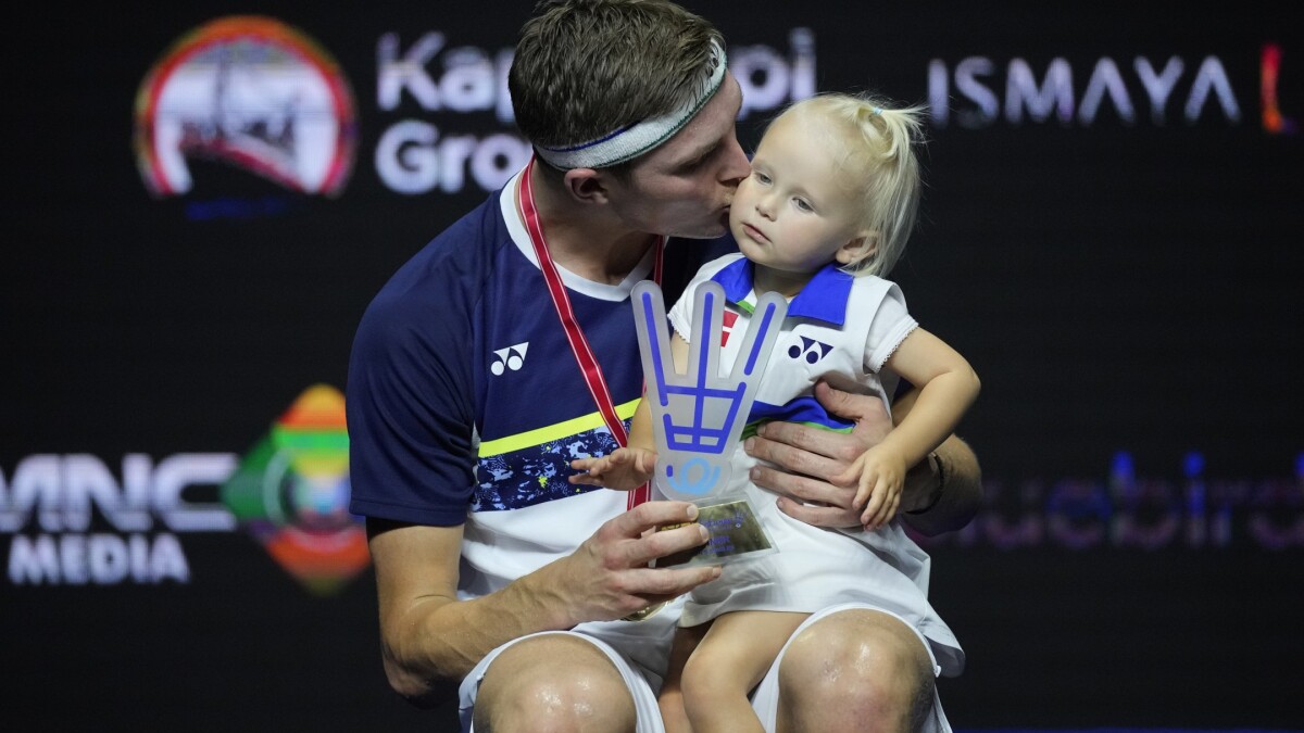 Perfektionisten Axelsen kan ikke være den far, han drømmer om, men ...