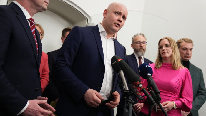 Moderaternes kulturminister tager 'personligt afstand' fra sagen om Jon ...