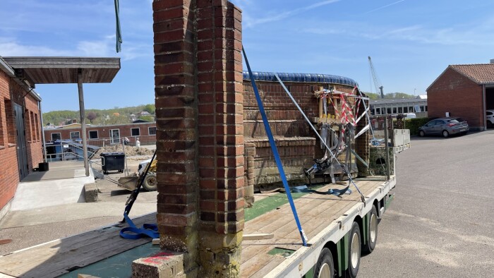 Dele af kæmpekunstværk væltede af ladet på lastbil og blev knust ...