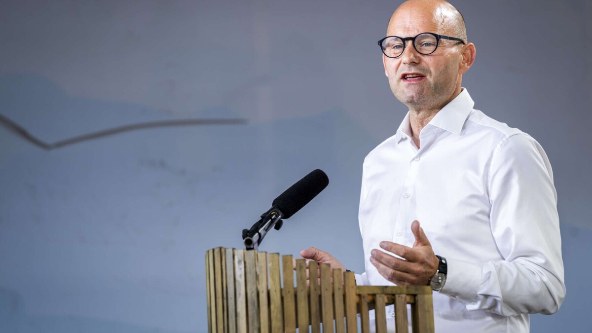 Pape langer ud efter slettede sms'er: Genopret ordentligheden! | Politik | DR