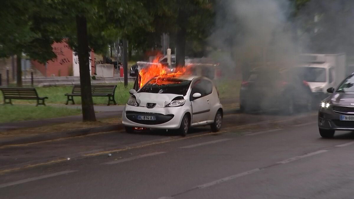 DR i Frankrig: Midt i P1 Morgen sætter en ung mand ild til en hvid ...