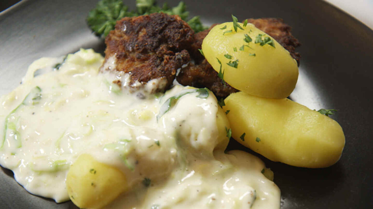 Frikadeller og stuvet spidskål - Opskrift - Jesper Vollmer | Opskrift | DR