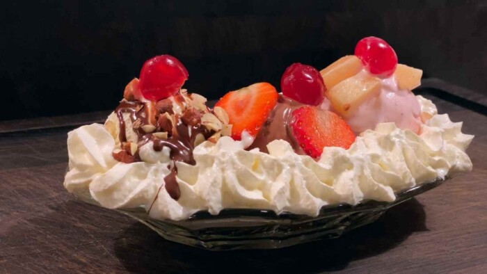 Klassisk Banana split | Opskrift | DR