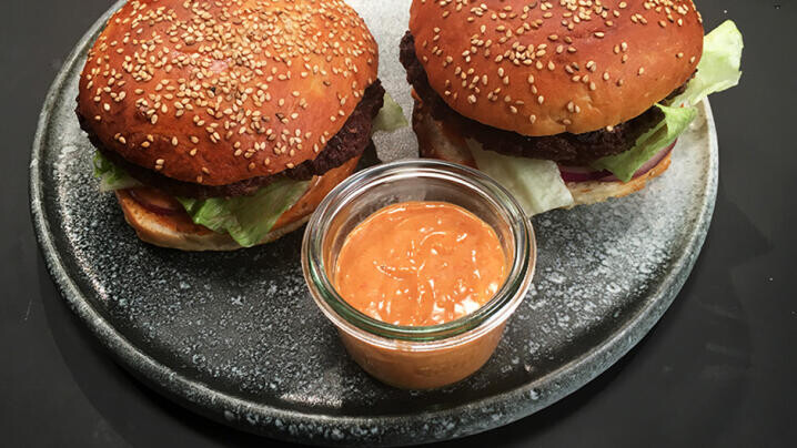 Hjemmelavet burgerdressing | Opskrift | Adam Aamann | Opskrift | DR