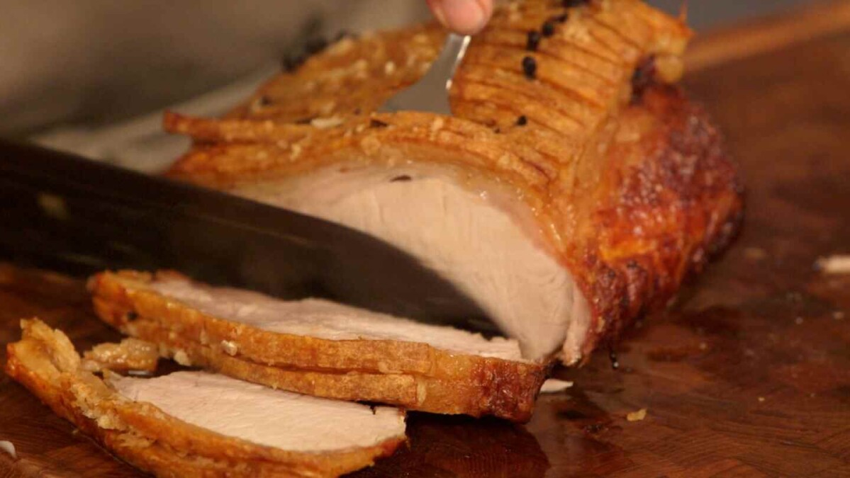 Klassisk sprød flæskesteg af kamsteg - opskrift | Opskrift | DR