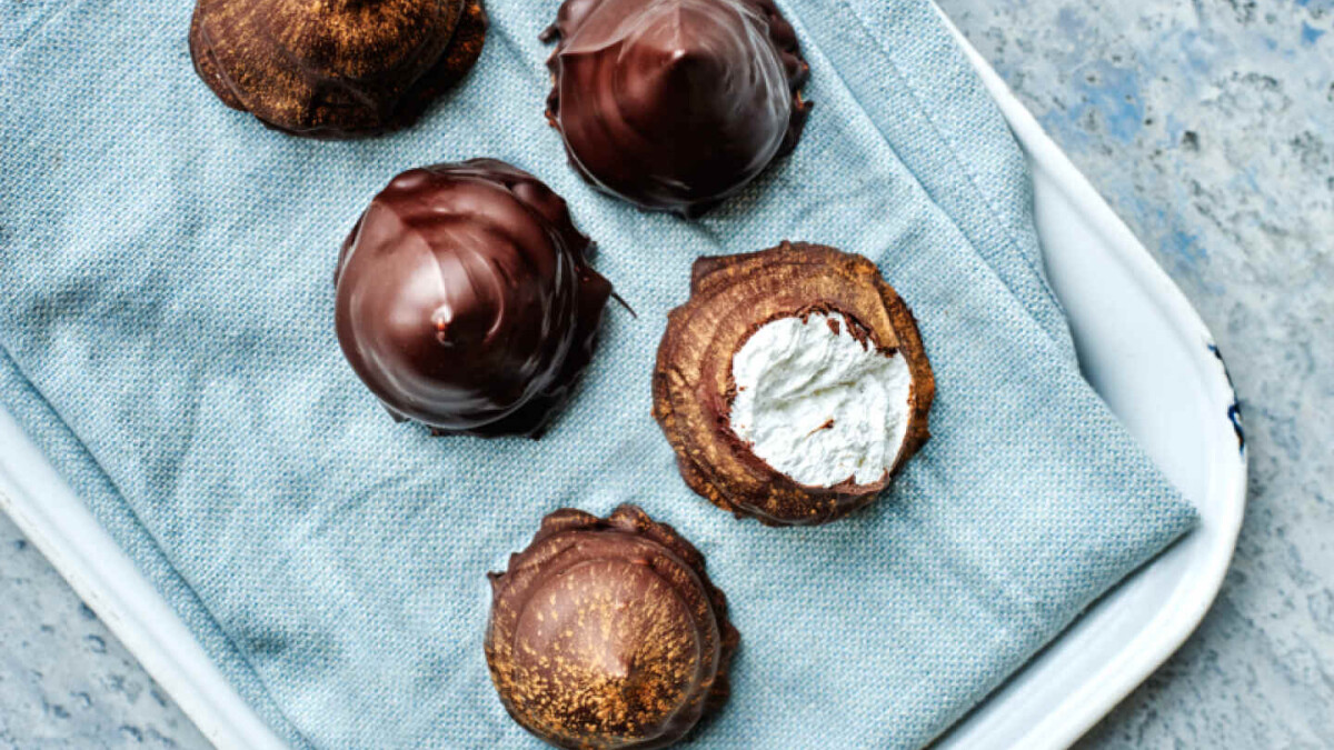 Flødeboller med kransekagebund og vaniljeskum - opskrift | Opskrift | DR