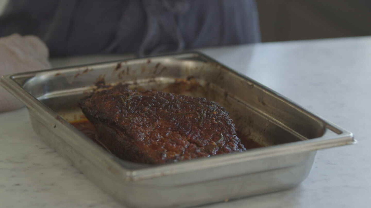 Langtidsbraiseret oksebryst - pulled beef - opskrift | Opskrift | DR