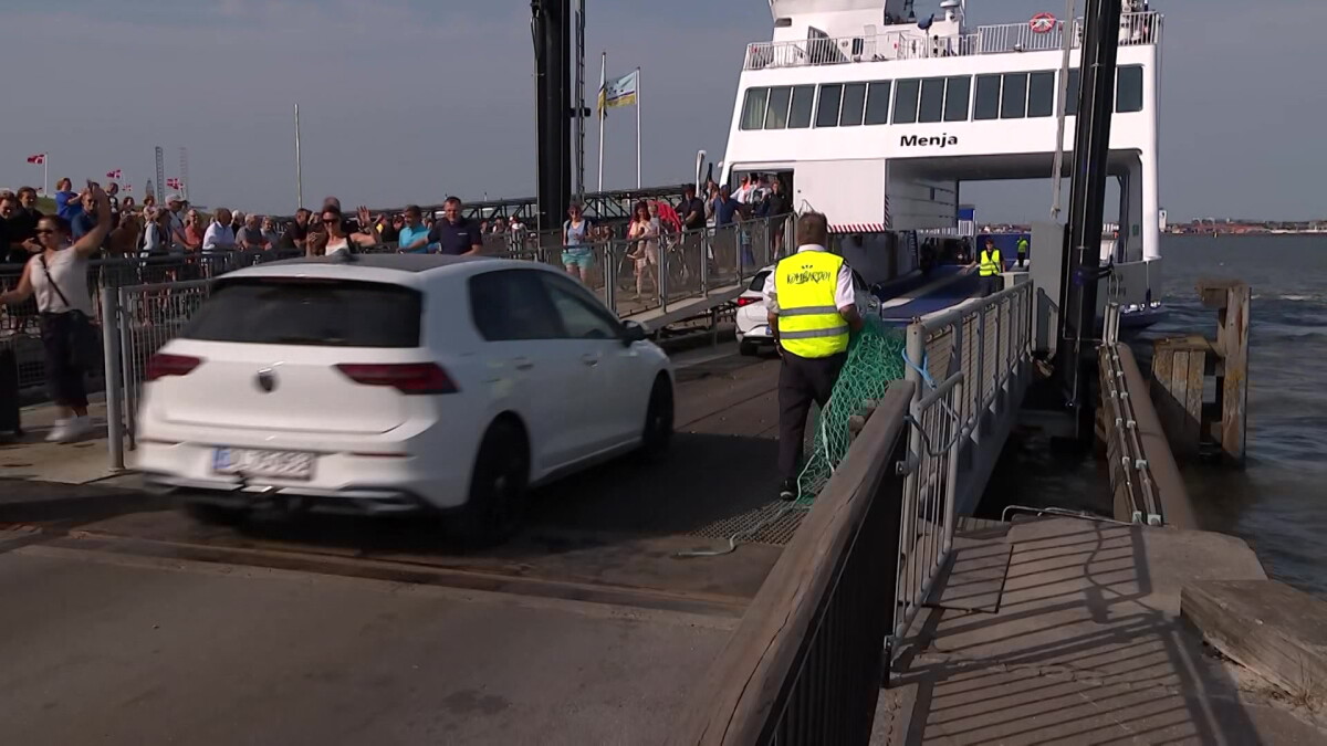 Bilister var strandet på Fanø i mere end et døgn: Nu sejler alle tre ...