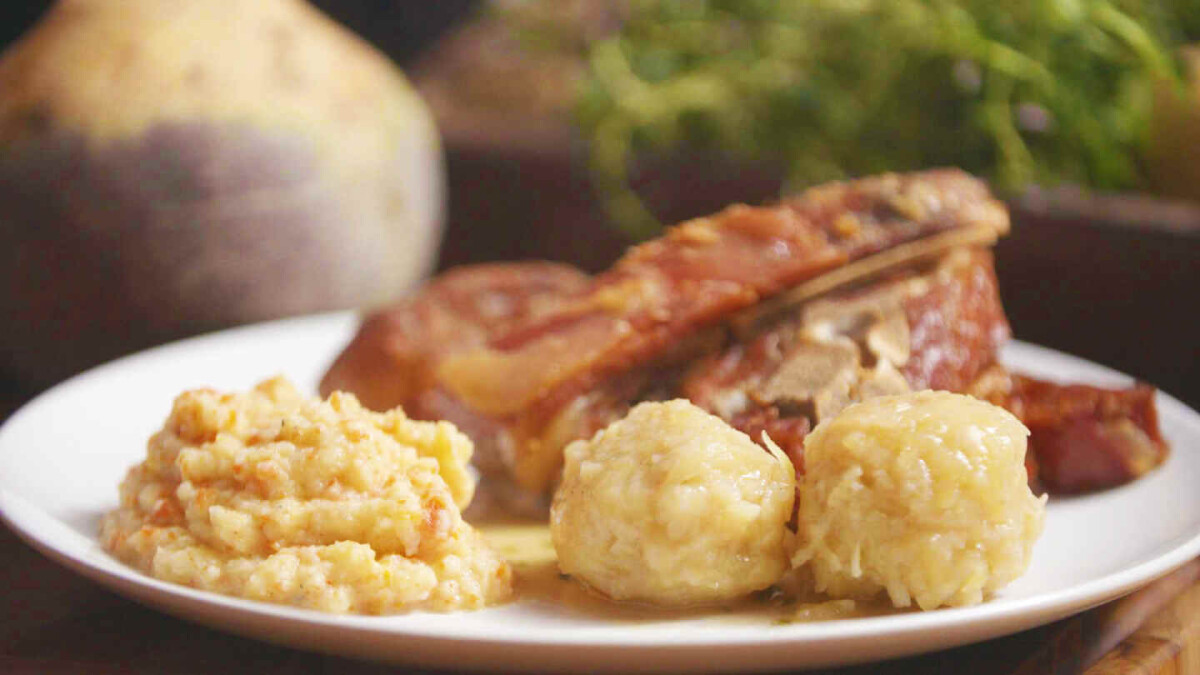 Pinnekjøtt med komler og kålrabimos - Få opskriften her | Brdr. Price ...