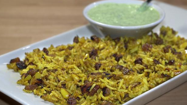 Stegte, krydrede ris med rosiner og pinjekerner fra AnneMad | Opskrift | DR