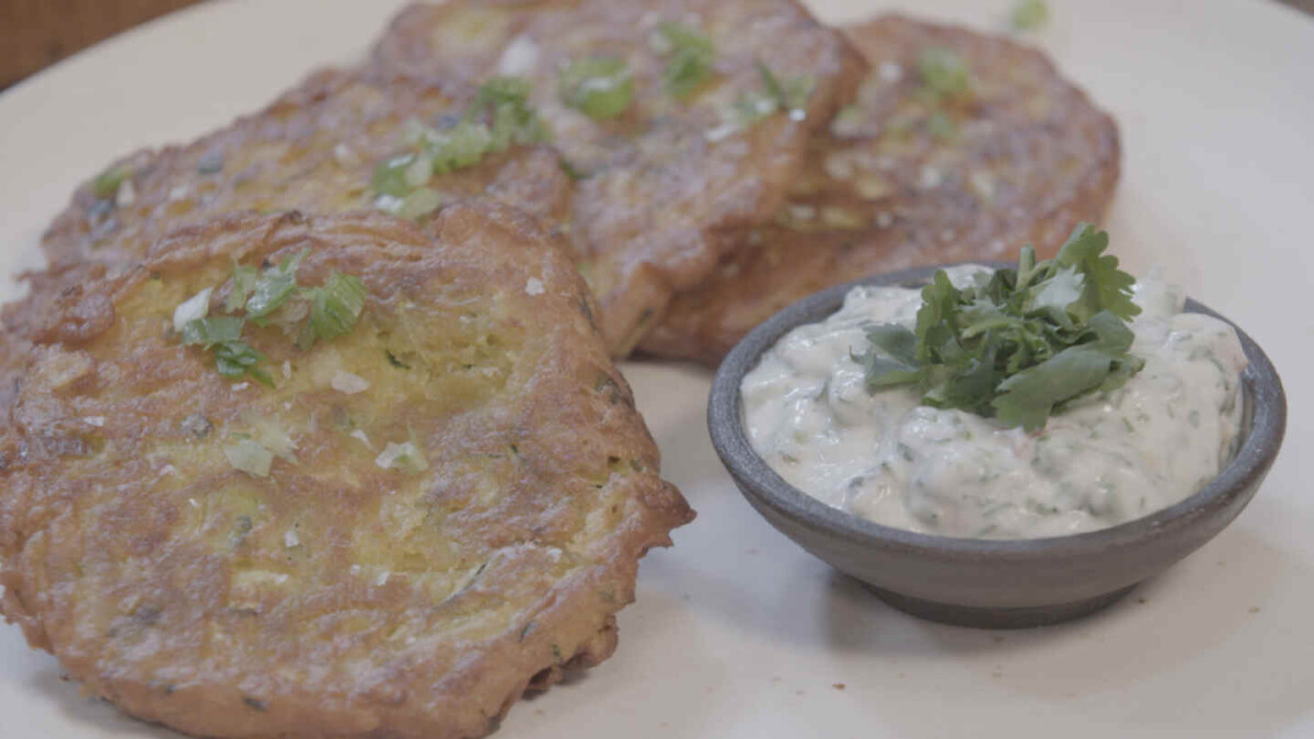 Veganske frikadeller med vegansk raita | Mad | DR | Spise med Price | DR