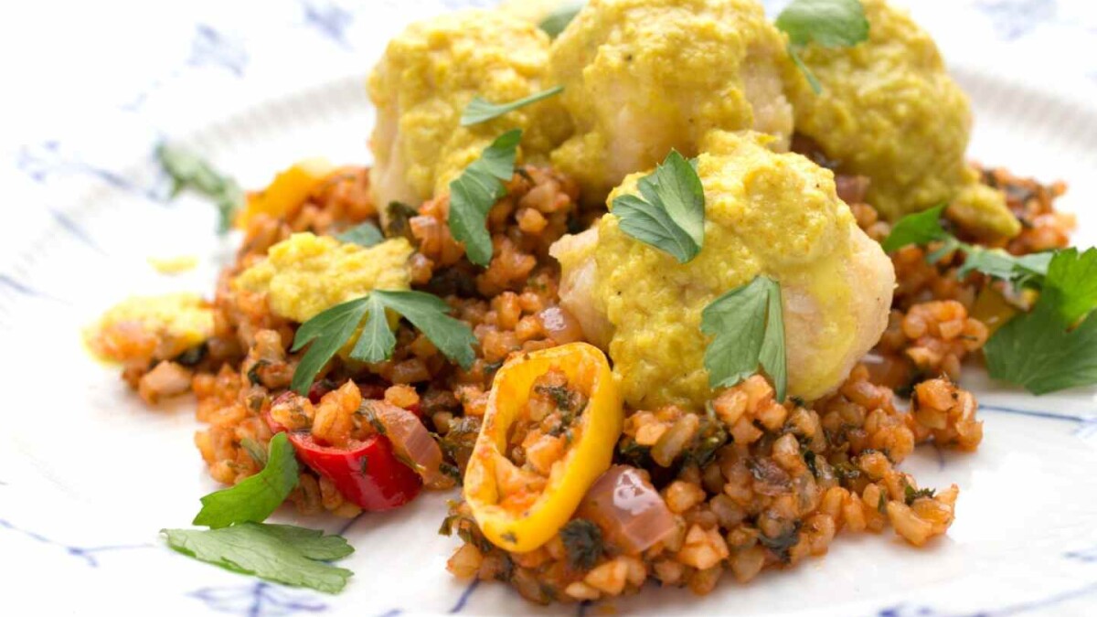 vegetar Boller i karry opskrift med grønsagsbulgur | Opskrift | DR