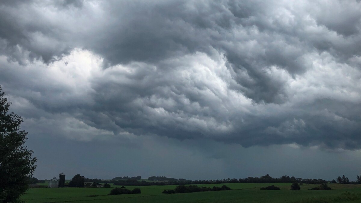 Regn og torden har kurs mod Bornholm - inden det klarer op | Vejret | DR