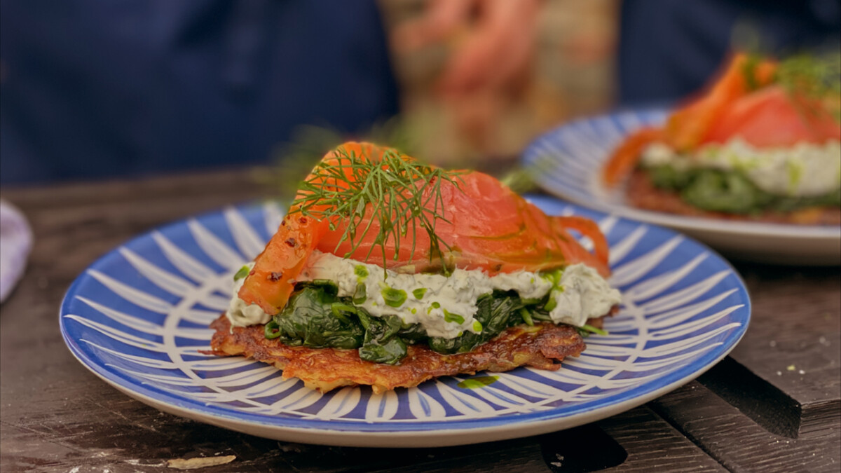 Kartoffelblinis med spinat, urtecreme, stenbiderrogn og laks | Spise ...