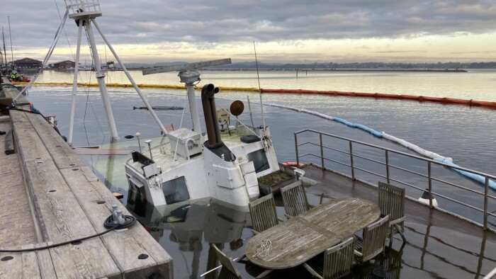 Sunket skib lækker dieselolie i Holbæk Havn | Nyheder | DR