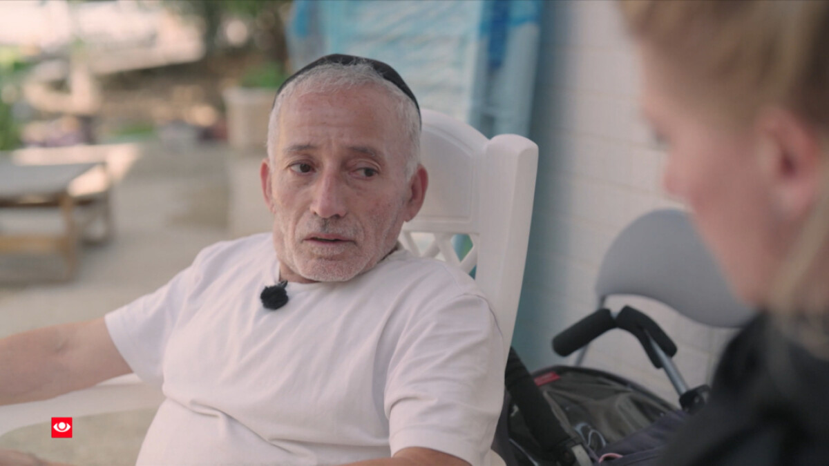 DR budt på kaffe og kage: Trods daglige raketangreb nægter 62-årige Avi ...