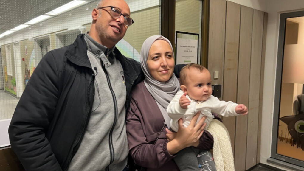 Far er nu endelig genforenet med sin baby, som har været fanget i Gaza ...