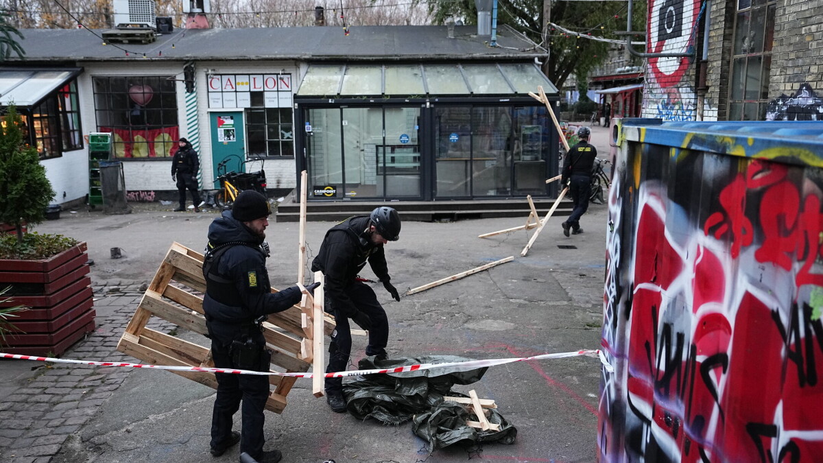 Politiet rykker ind og hashhandlerne rykker ud: Nu tømmer politiet ...