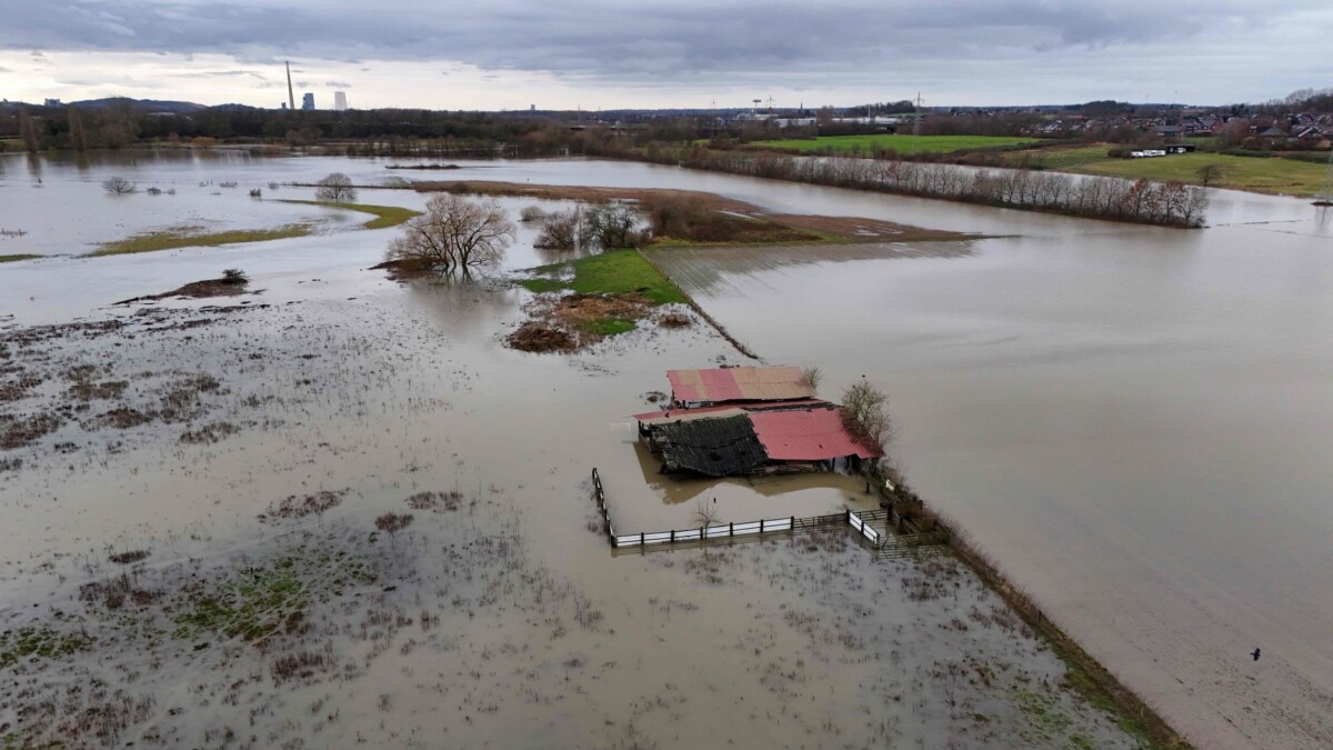 SE BILLEDERNE: Floder går over deres bredder i Tyskland | Udland | DR