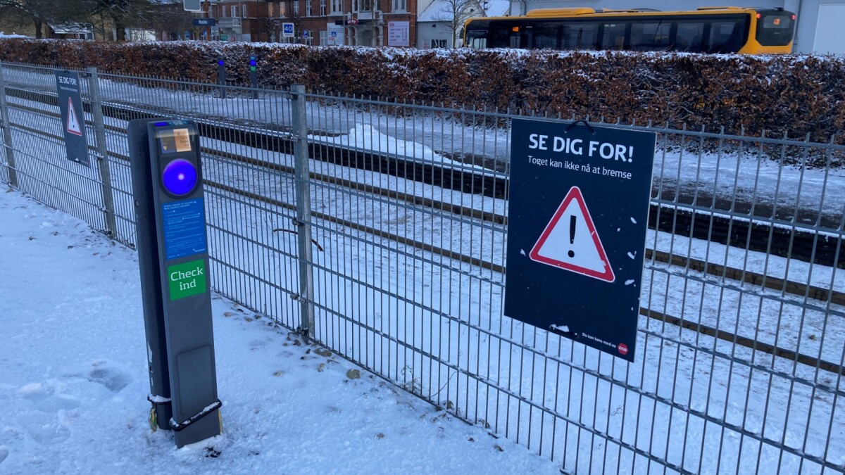 Vrede over hegn i stationsby: Nærmest en Berlinmur gennem byen ...