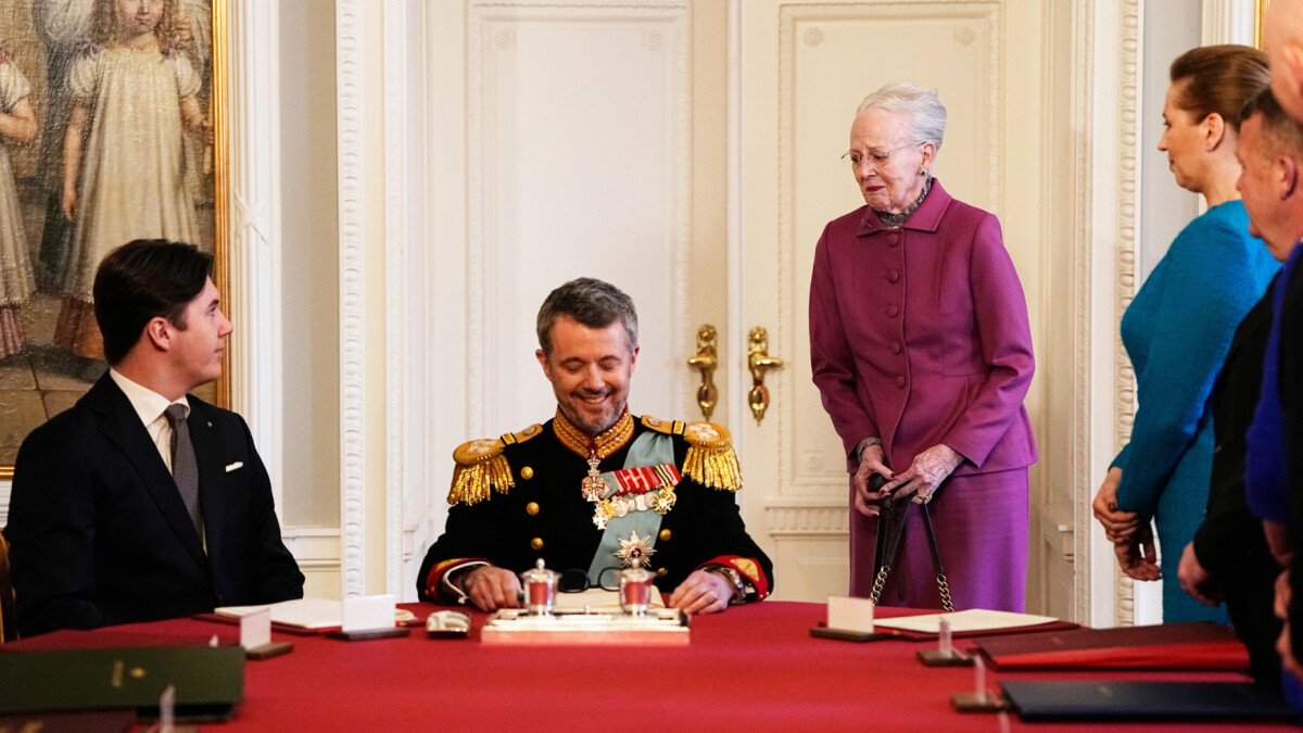 Frederik 10. er nu konge af Danmark | Indland | DR