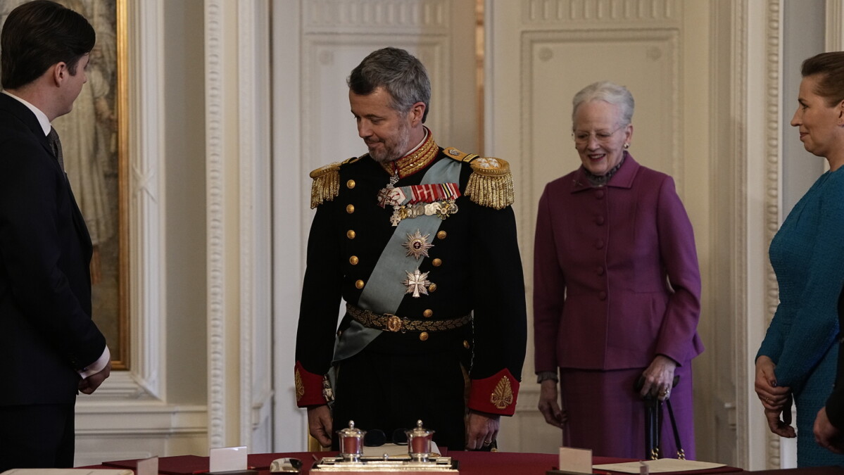 'Gud bevare kongen': Se øjeblikket, hvor dronning Margrethe overdrager ...