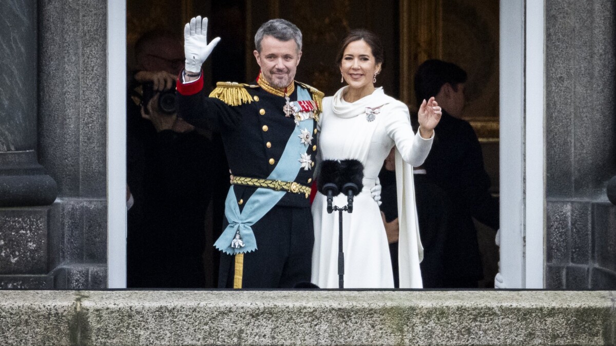 Fra mennesketom til propfyldt slotsplads og et brag af en slutning: Se ...