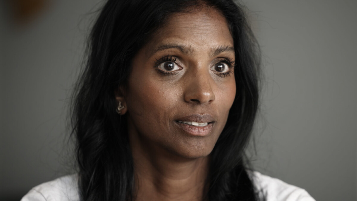 Børn blev narret fra deres indiske forældre og bortadopteret til ...