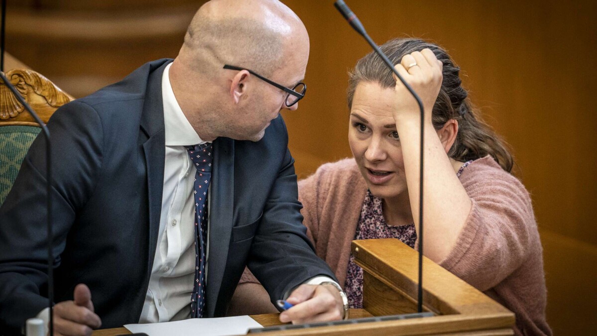 Mette Abildgaard ringede 112, da Pape faldt om: 'Det er enormt svært at ...