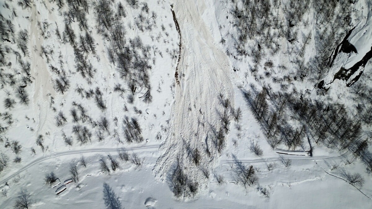 Kraftige laviner isolerer flere end 6.000 personer i italienske byer ...
