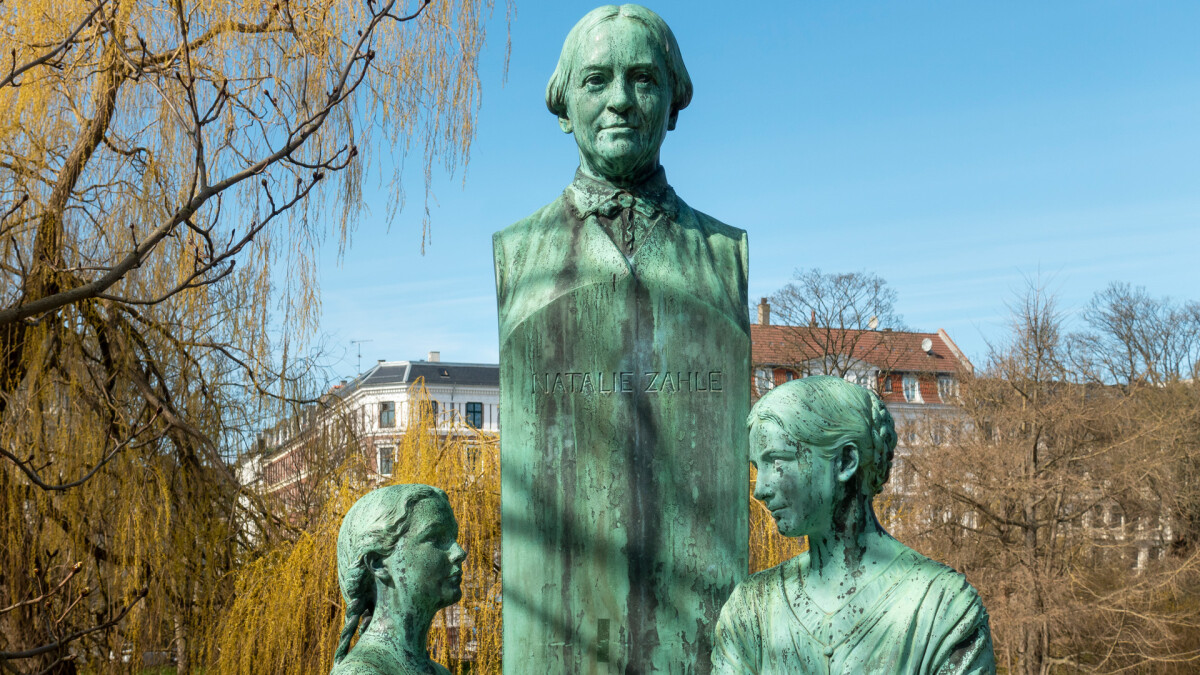 Kulturministeren vil støbe Karen Volf i bronze: Piger og kvinder skal ...