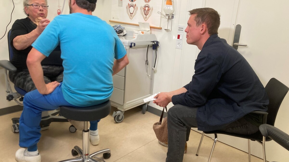 Mathias følger 80-årige Ellen til læge, holder hende i hånden og ...