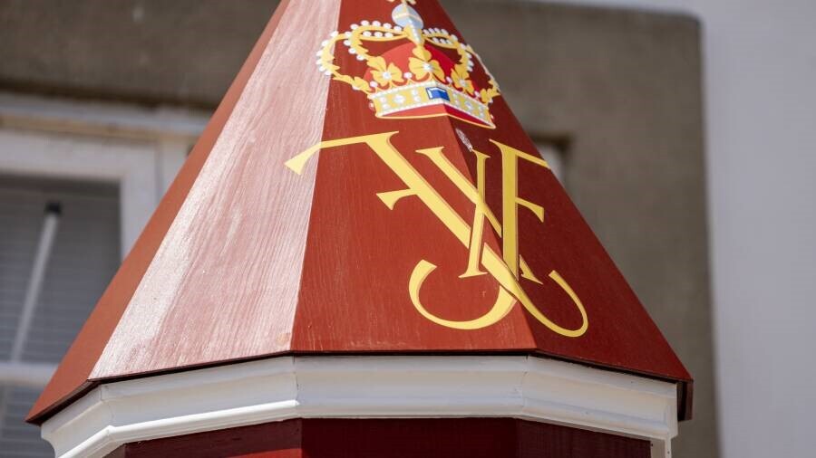 Nu kan du se kong Frederiks monogram på gardernes skilderhuse | Ligetil ...