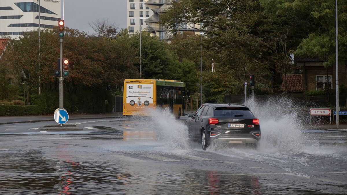 Vildt vejr og oversvømmelser presser landets beredskab | Indland | DR