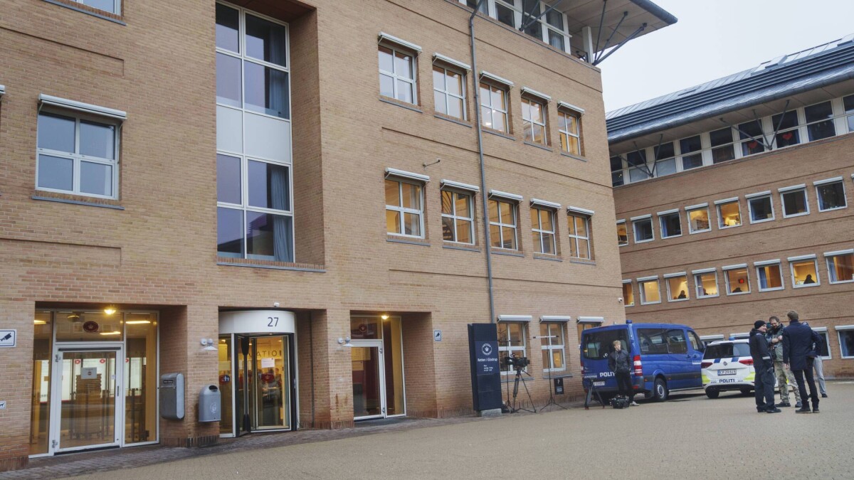 Betjente slæber på flyttekasser med dokumenter i kæmpe bandesag ...